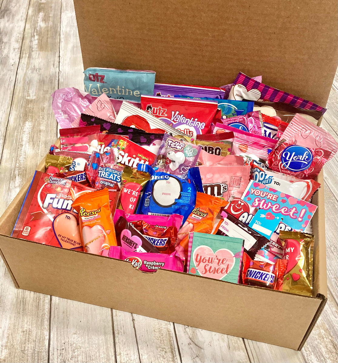 LIMITED EDITION Valentine’s Day 75-Count Care Package – Munchie Mountain